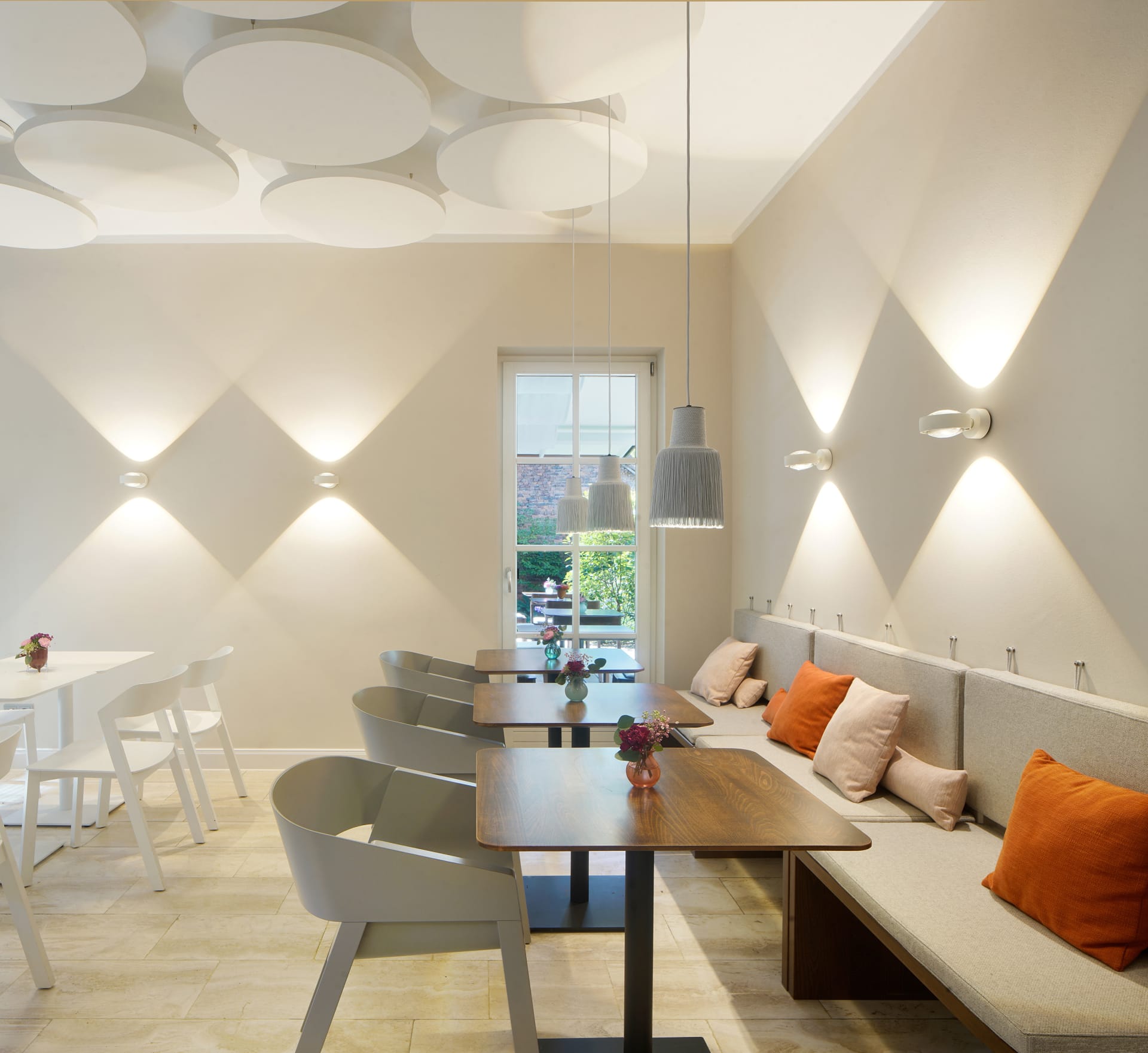 Der eingesetzte Wandfarbton Caparol 3D Marill 30 erinnert an ein ...