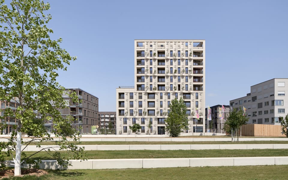Begrüntes Holzhybrid-Wohnhochhaus auf dem Gelände der BUGA 23 in ...