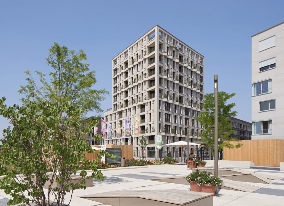Begrüntes Holzhybrid-Wohnhochhaus auf dem Gelände der BUGA 23 in ...