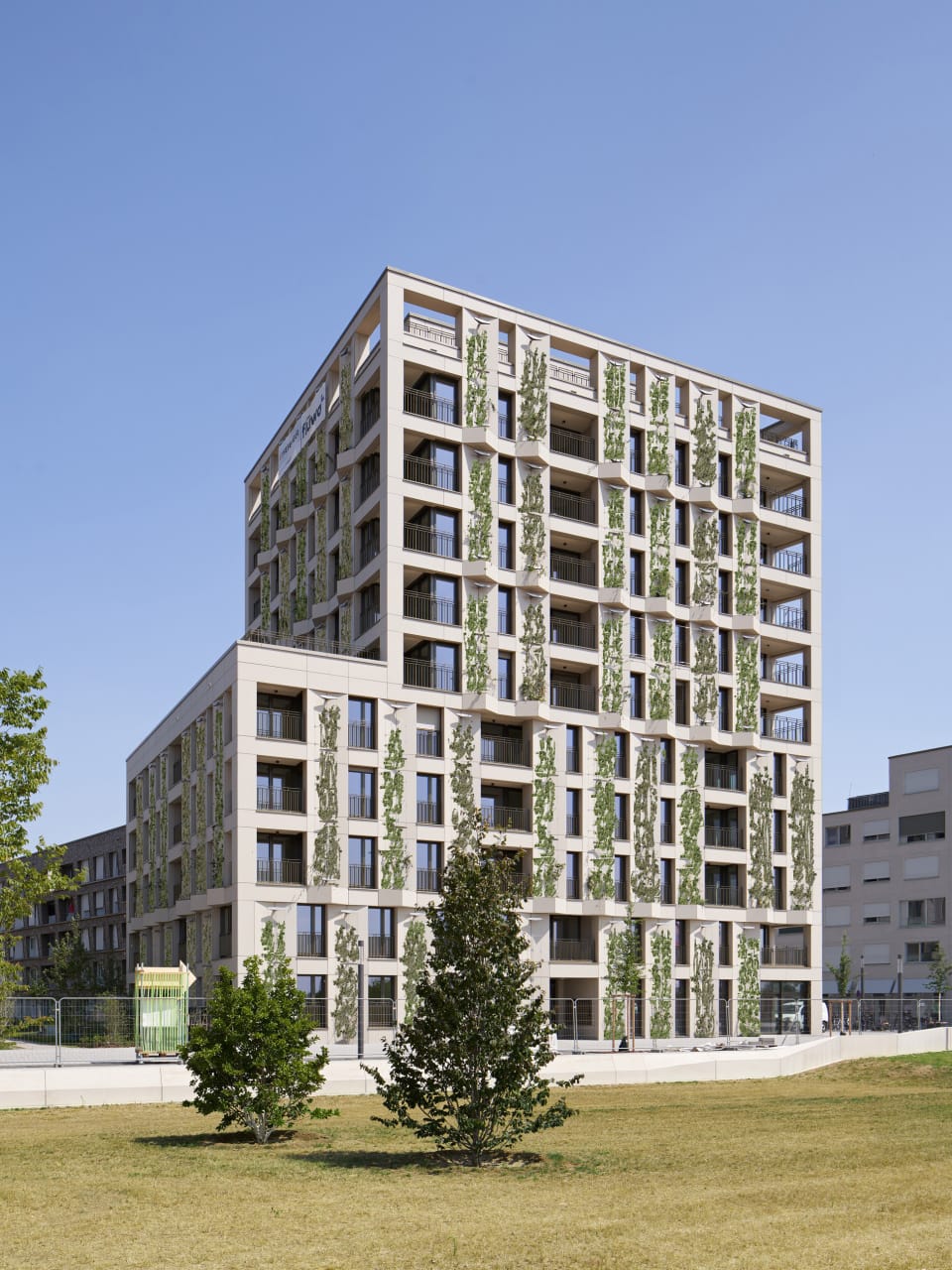 Begrüntes Holzhybrid-Wohnhochhaus auf dem Gelände der BUGA 23 in ...