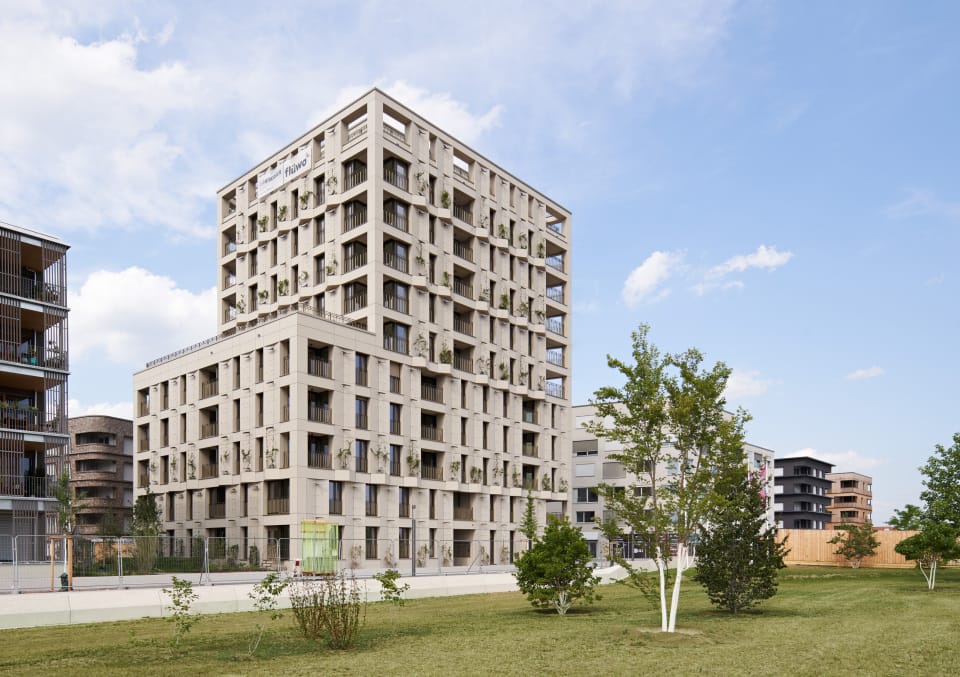 Begrüntes Holzhybrid-Wohnhochhaus auf dem Gelände der BUGA 23 in ...