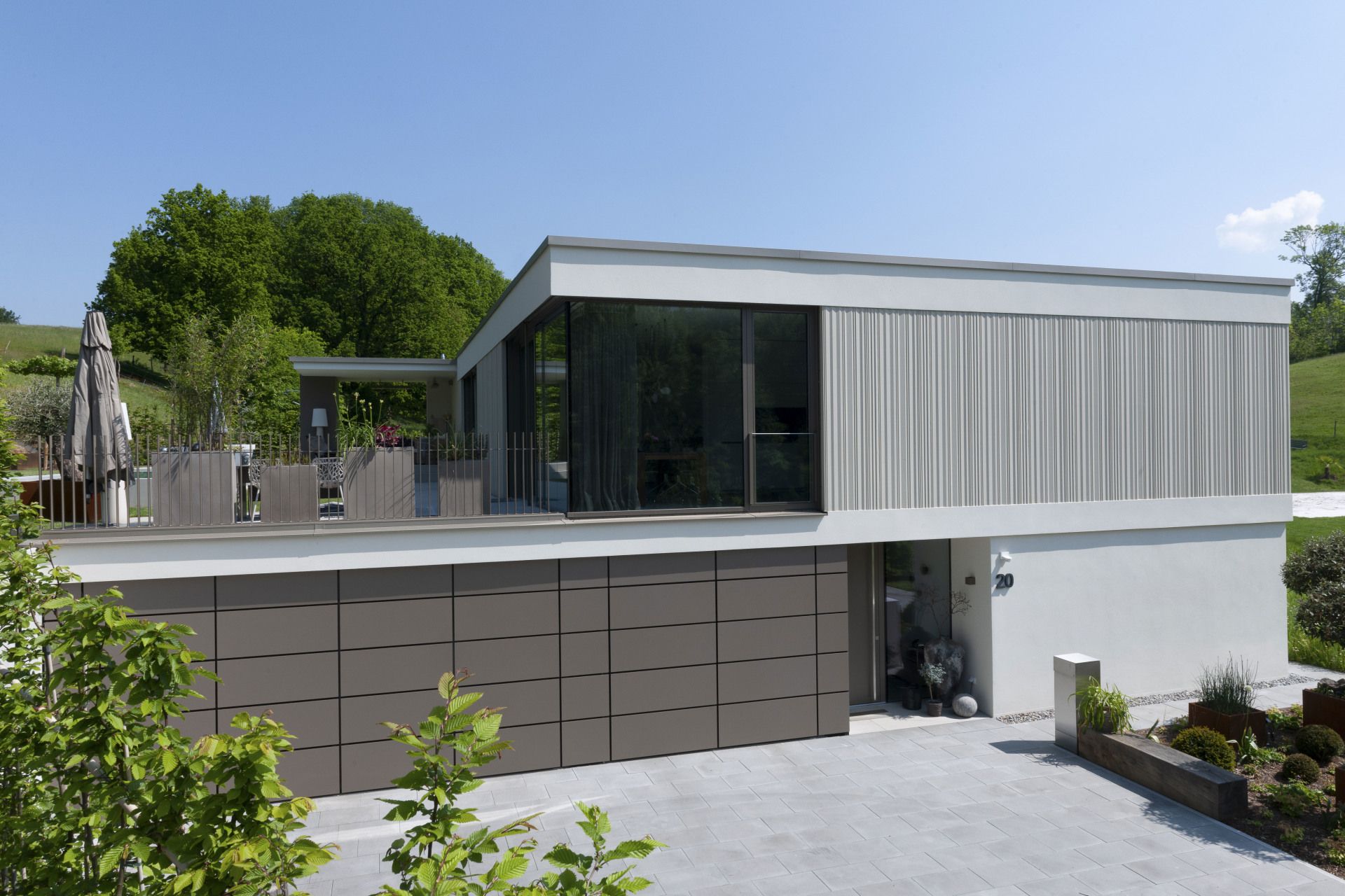 Kuben, die sich stapeln und ineinander greifen - EFH am Hang ...