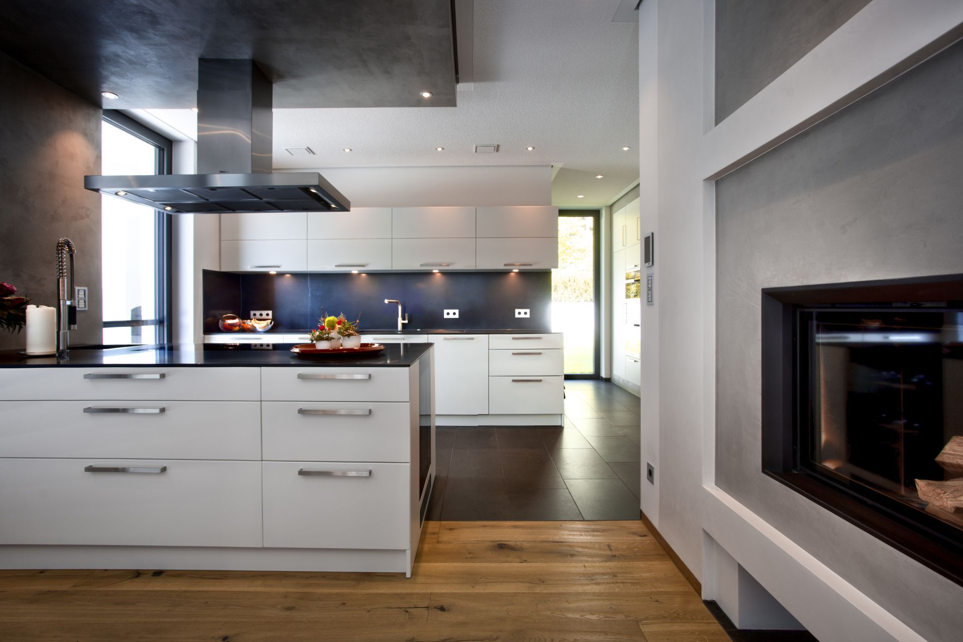 Große Fensterflächen erweitern den Wohnraum der Familie nach draußen ...