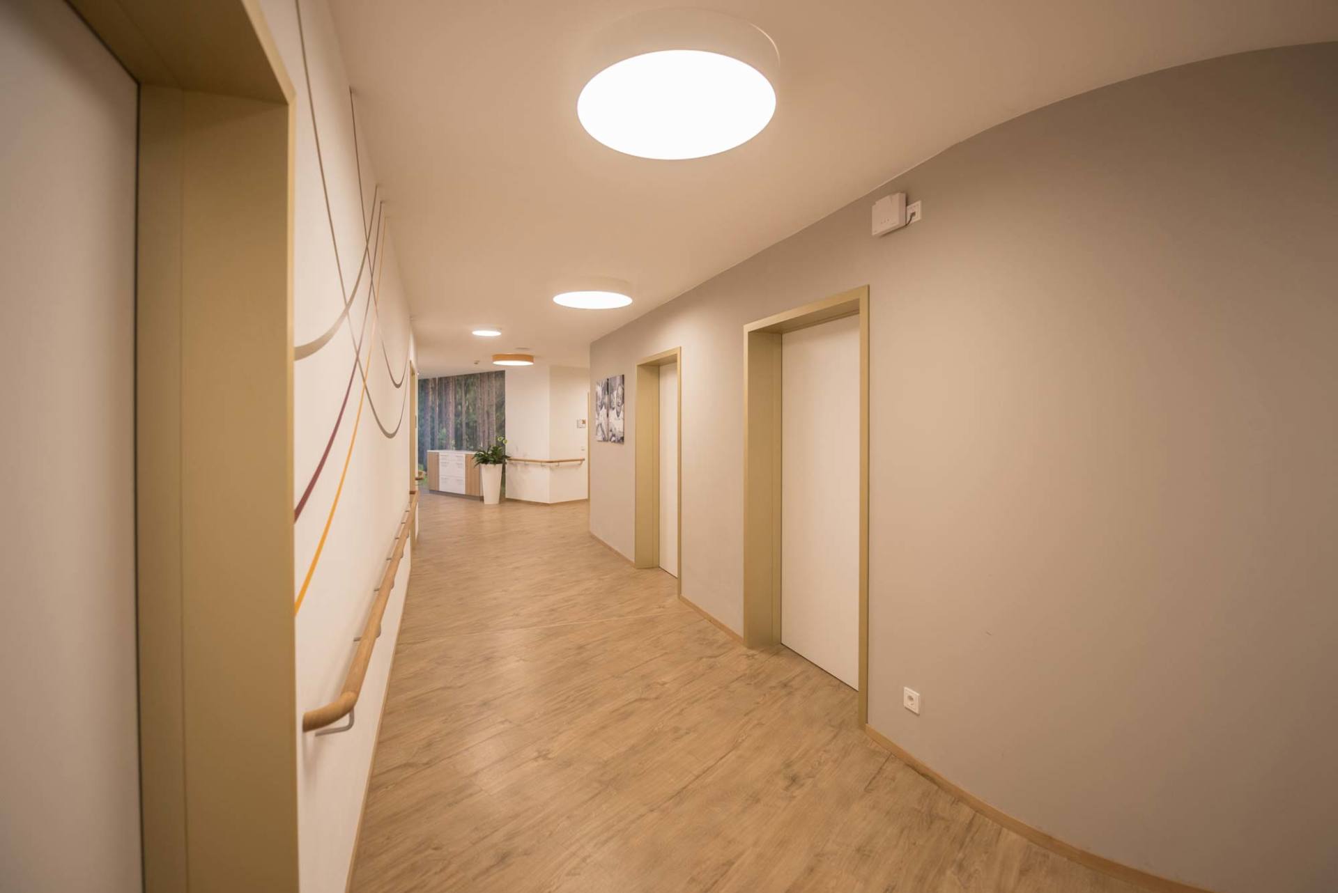 Flur im Altenheim - AllgäuStift – Rosenpark, Kirchdorf ...