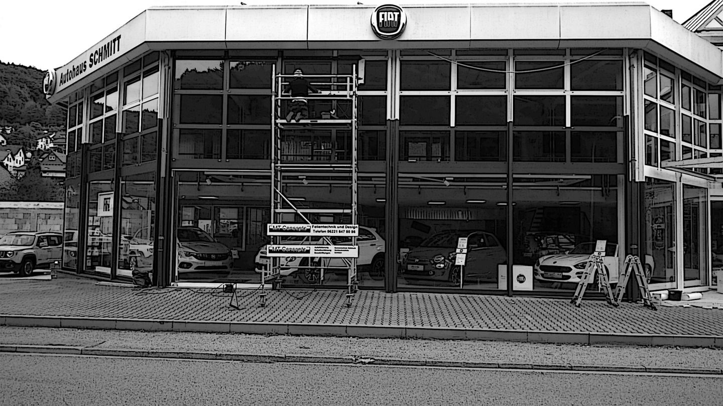 Folie auf Türrahmen und Fensterrahmen Fiat Autohaus - Fassade ...