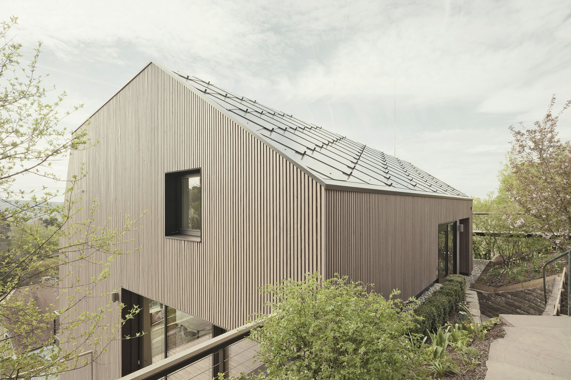 Ansicht Südost mit Solarschindeln - Haus B - Architekturobjekte - heinze.de