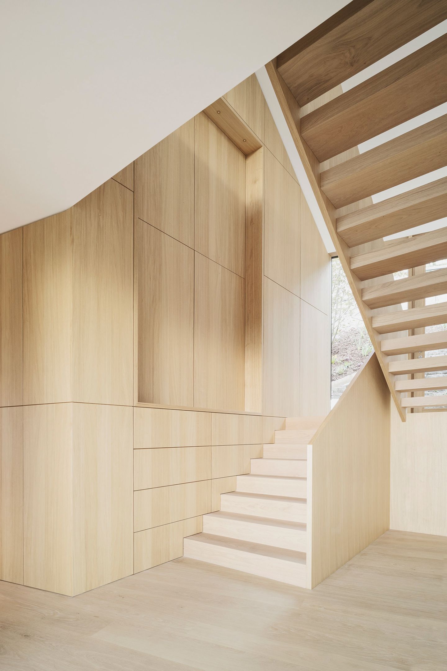 Einbaumöbel mit Treppe über zwei Geschosse - Haus B ...