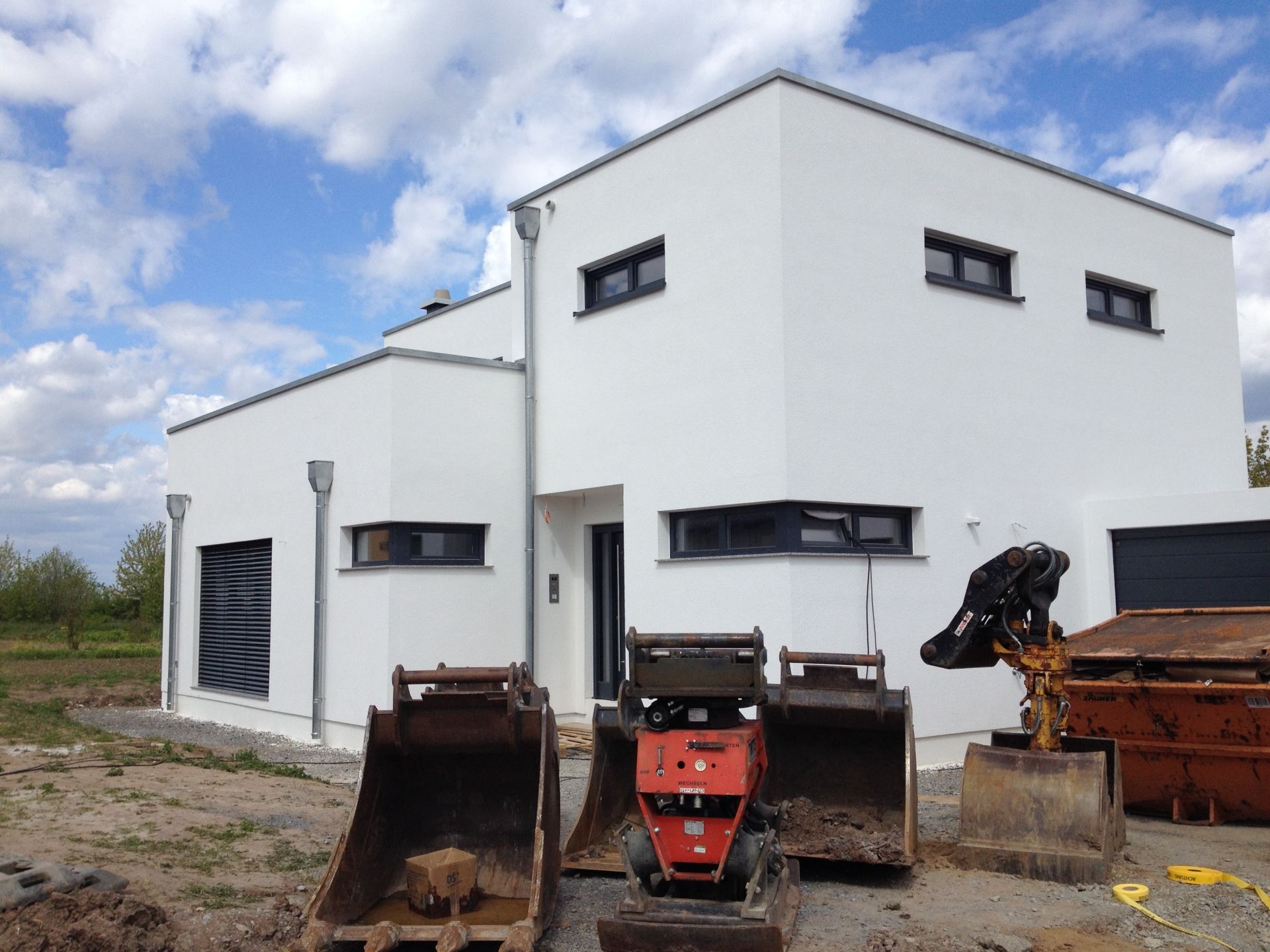 Aussenansicht Eingangsseite - Lichtdurchflutete Villa im Bauhausstil ...