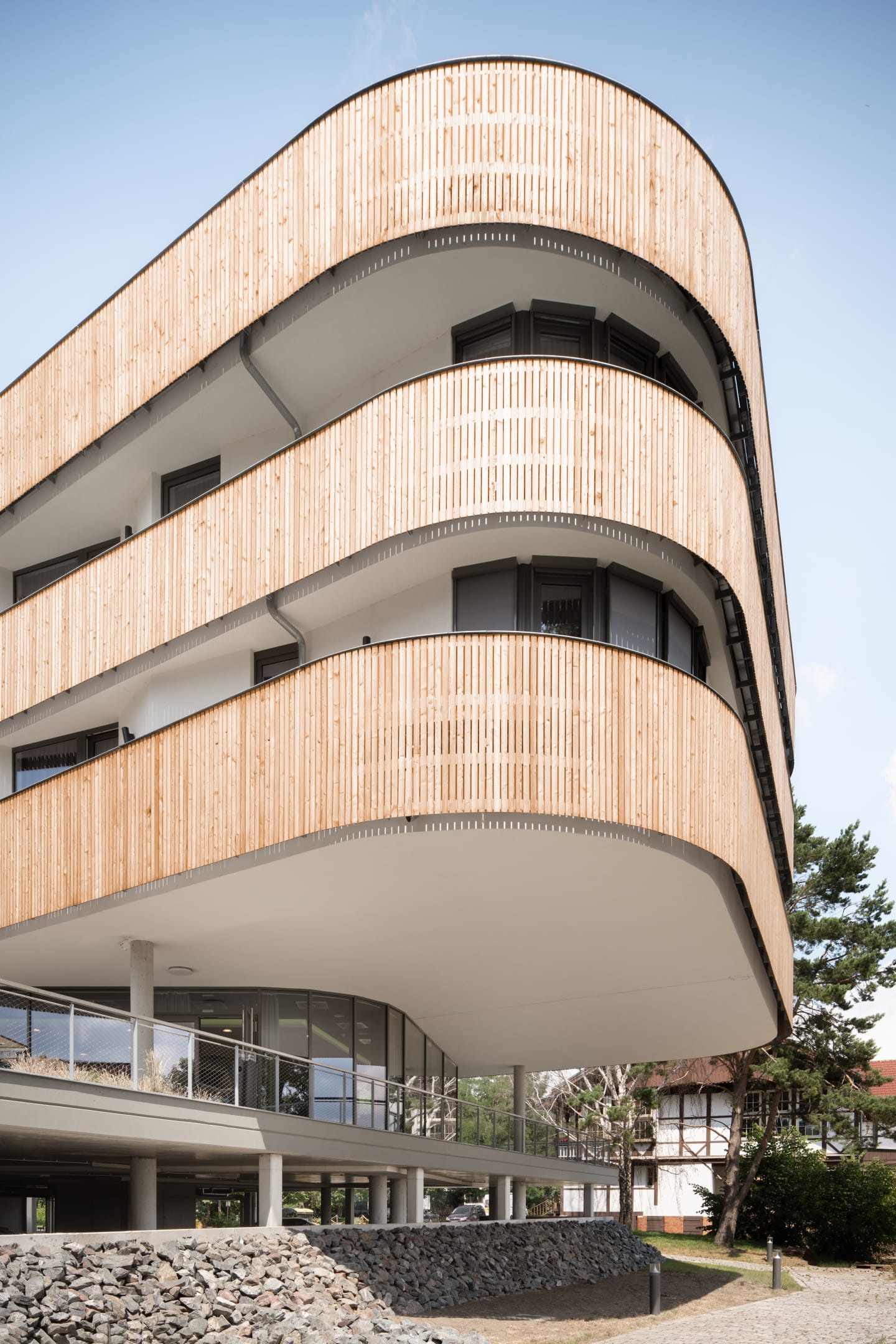Auskragung der Regelgeschoss über Elbeweg - Ersatzneubau Elbsporthotel ...
